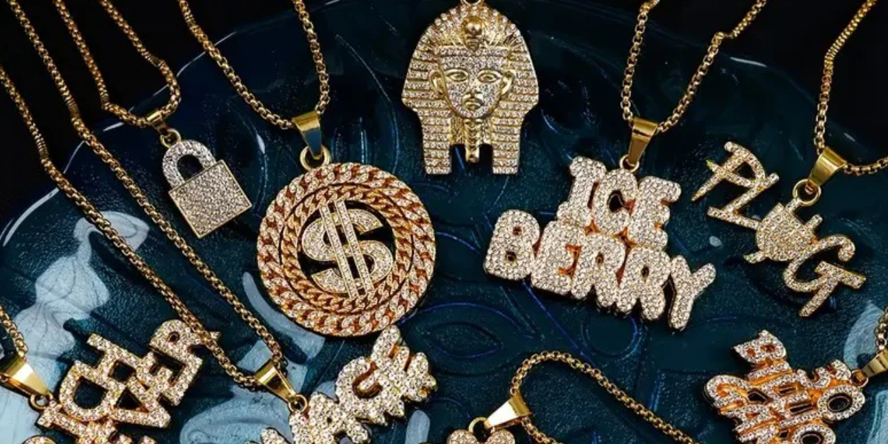 How to Layer Jewelry Like a Hip-Hop Star | TheSmartUse